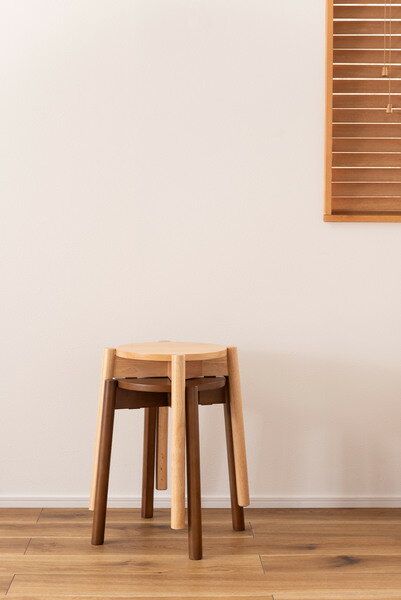 【商品名（JAN）】 ポールハンガーナチュラル（JAN:4985155231447） 【商品情報】 天然木のぬくもりを感じる北欧風デザインの「helppo」シリーズより、 あると嬉しい収納アイテムやスリムなデスク、機能的なスツールが登場しま...