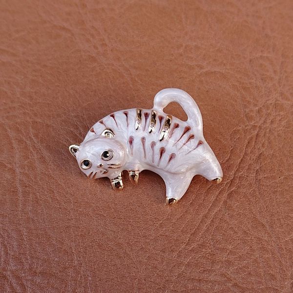 　■　商品説明七宝焼きのブローチコーディネートのアクセントにオススメですねこ ネコ 猫【要確認】撮影時の光加減や液晶の環境により、色目が実物と多少異なる場合がございます。　■　サイズ・容量約3.4cm　■　規格■生産地:中国■素材・成分:七...