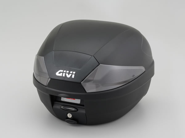 フルフェイスヘルメットがひとつ収納できるサイズのモノロックケース。 本体は未塗装ブラックのシンプルなデザイン。 荷台に取り付けるための汎用ベース付きです。 2ボタン式フラップロック仕様。 ●重量(ベース込み)：3. 1kg ●奥行×幅×高さ...