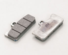 安定した制動力と高い耐久性を誇るSBSブレーキパッド。 DS-1パッド 初期制動から食いつき、そのフィーリングのまま奥の握り込みまで一定の摩擦力を維持していくタイプ。 ※必ず現在使用しているパッドをご確認下さい。 ●レーシングパッドの使用上...