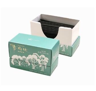 品名：けむりの少ない高級実用線香　清澄 香樹林　超短寸 寸法：90mm 燃焼時間：約20分 内容量：約120g パッケージ：紙箱　約53mm×100mm×68mm 香り：清らかな白檀の香り 成分：椨皮粉、木炭粉、インド産白檀、天然白檀油、龍...