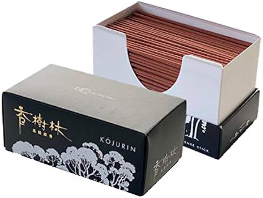 品名：香樹林 超短寸 寸法：約90mm 燃焼時間：約20分 内容量：約120g×3 パッケージ：紙箱 香り：白檀の香り、淡く清しい白檀の香り 成分：椨皮粉、木炭粉、インドネシア産白檀、桂皮、天然白檀油、丁子、山奈、かっ香、大茴香、龍脳、香料...