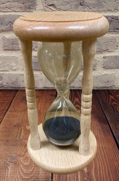 日本製の砂鉄砂時計、3分計です。 職人が1つ1つ、手作りで製作している砂時計です。 砂鉄は一般的に、正確な時間を計るのに適している、と言われています。 ・本体サイズ：径6×高10．5cm ・材　　質：木、ガラス ・日本製　