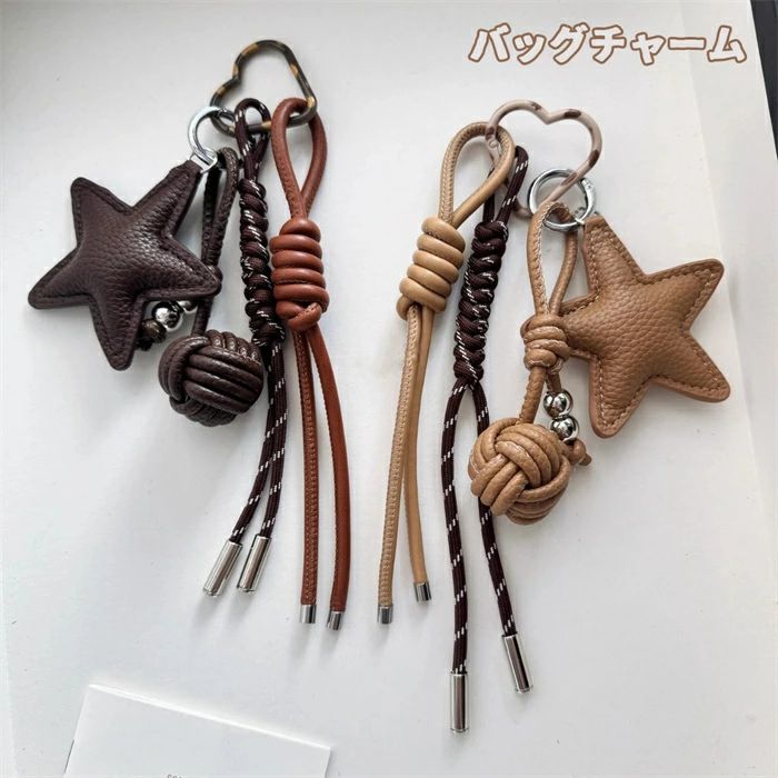 商品内容：バッグチャーム 素材：ポリエステル カラー：カーキ色/コーヒー色 生産国：中国 【注意事項】 ※海外製品の為、実寸が多少異なる商品も御座います。 1、PC環境・光の具合により、色や素材のイメージが写真と若干異なる場合がございます。...