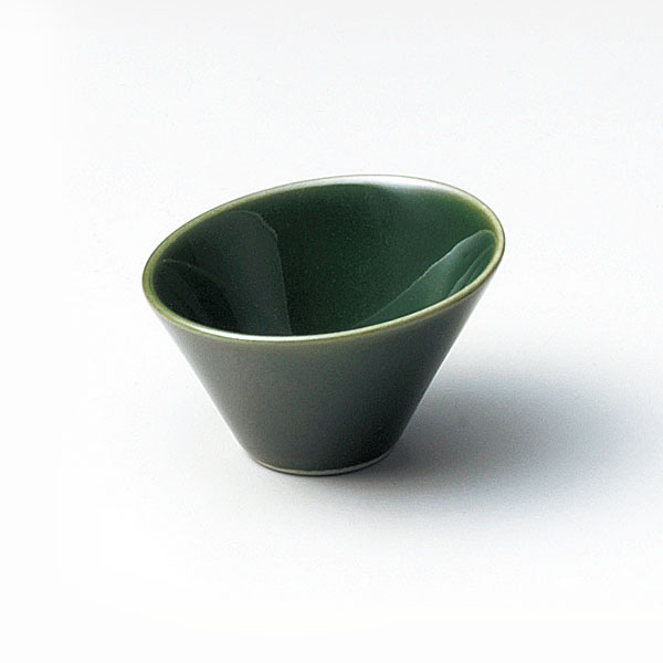 ふちが斜めになっています。 お漬物用や醤油などに丁度よいソースボールに。 直径7.0cm×高さ4.3cm〜3.7cm 電子レンジ　OK 食器洗浄機　OK 材質/磁器 日本製
