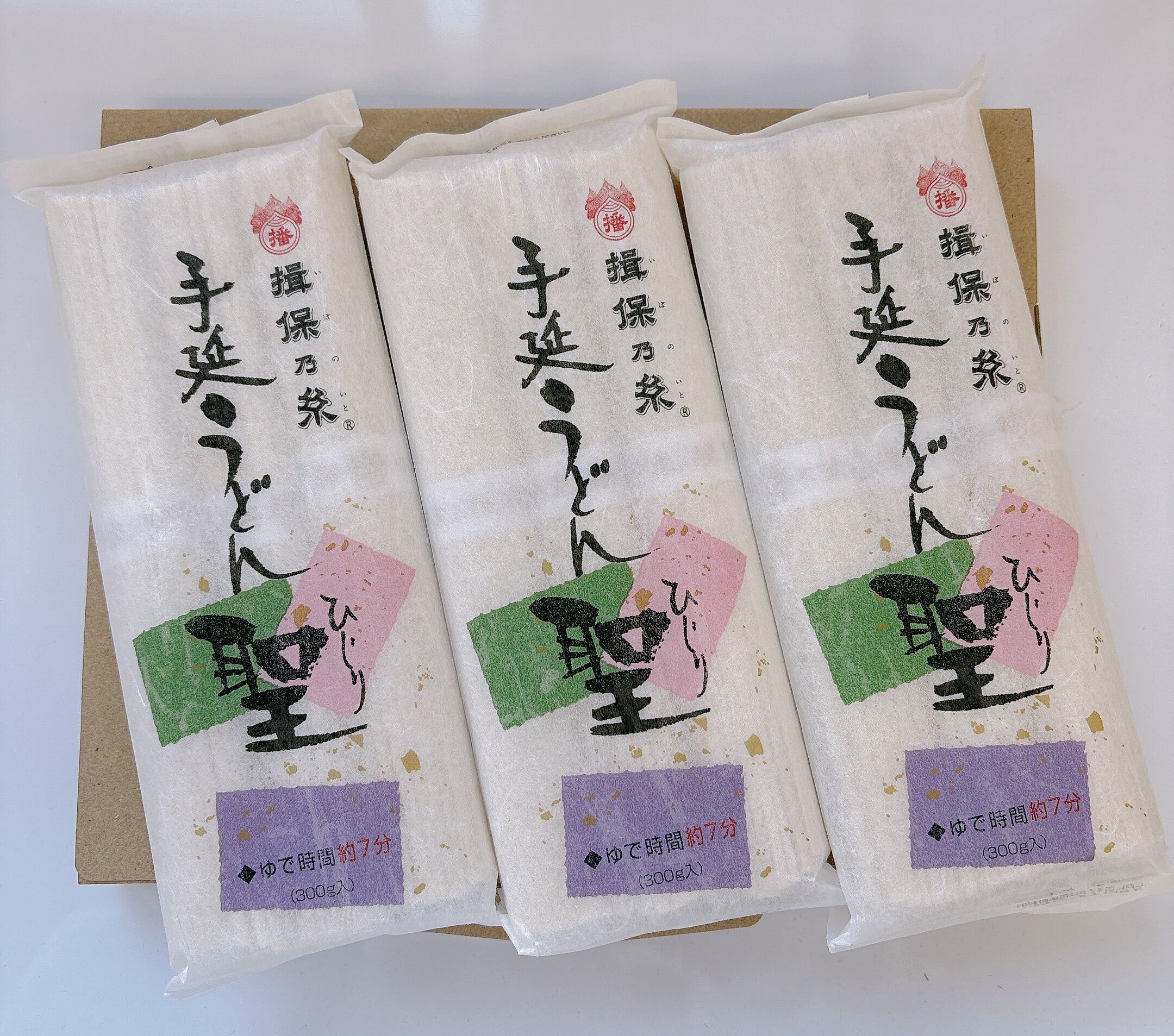 品質保持のため、夏場の販売は控えます。 商品詳細 商品名 手延うどん　揖保乃糸　聖/うどん【聖3袋】 名称 手延べうどん 内容量 900g 原材料 小麦粉（国内製造）、食塩、馬鈴しょでん粉、食用植物油/炭酸カルシウム 賞味期限 製造より1年...