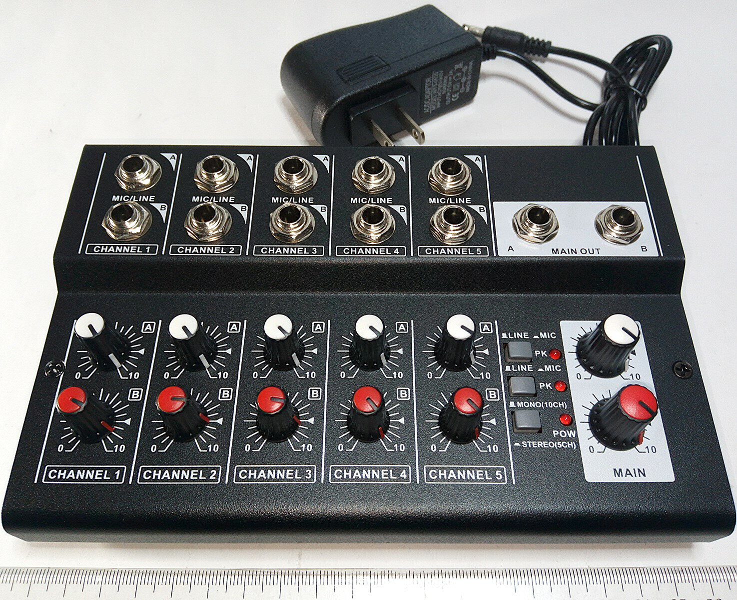 低ノイズ10チャンネルラインミキサー シンプルなコントロール 2つの出力各マスターボリュームノブ付き 出力コネクタ6.3mm1/4インチTSコネクタ 音声入力6.3mm1/4インチTSコネクタ MIC/LINE 　 切り替えボタン MONO...