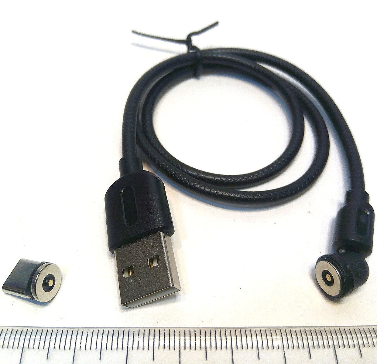 マグネットを採用し、コネクタを充電口に近づけるだけで簡単に接続できます。 マグネット形状：o字型 線長：約1m 材質：ナイロン編み 充電電流：最大約2.4A。 通信配線は無いです。 　[　☆　お気に入り　]　の登録お願いします→→→ 　　つ...
