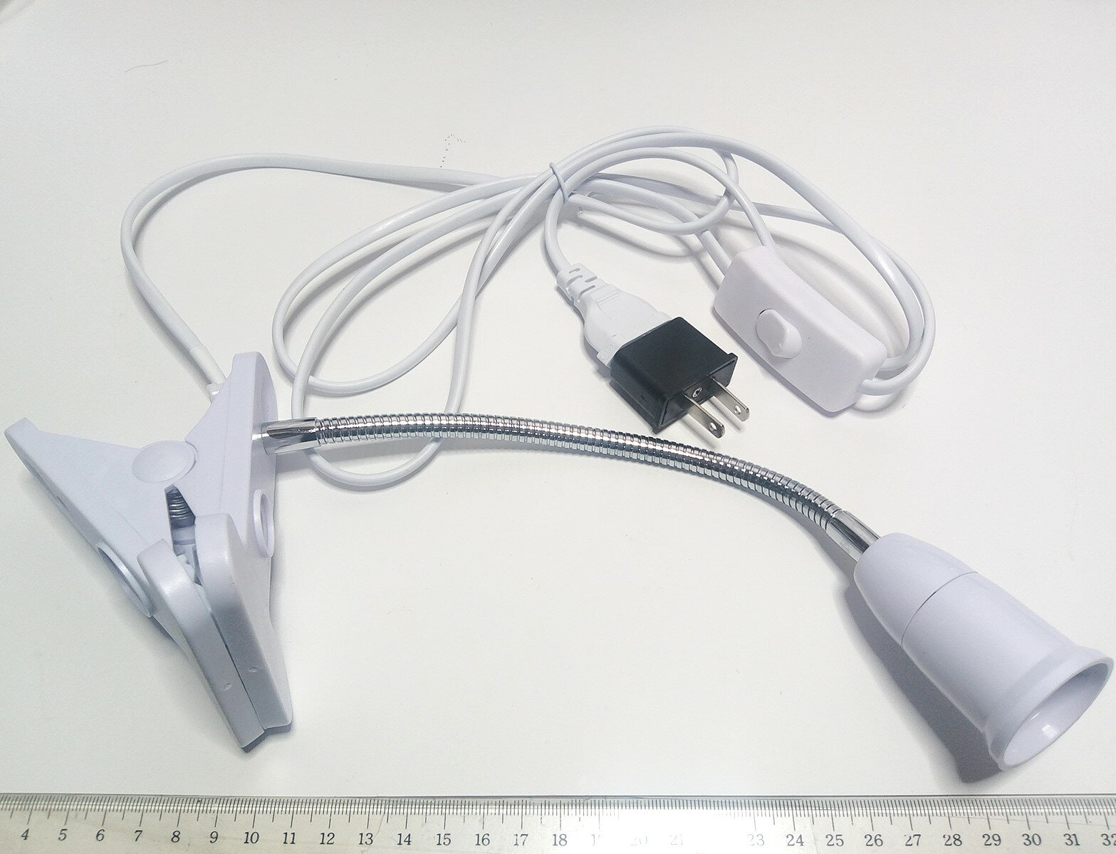柔軟に向き変えられるフレキシブルランプ　Flexible 60Wまで クリップ面にゴムあり滑りにくい。 クリップに穴ありネジ留めや引っ掛けるのに使えます。 認証：　CE、ROHS 　[　☆　お気に入り　]　の登録お願いします→→→ 　　つい...
