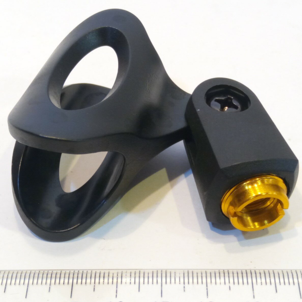 高品質: 丈夫で柔らかいプラスチックアダプター 使いやすさ: マイクの挿入や取り外しが簡単 Adapter: 耐久性のある金属製のネジ付きナットアダプター 良好な互換性: スタンドにしっかりと取り付けられ、有線マイクと無線マイクの両方に最適...