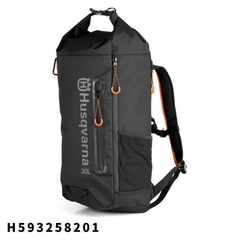 この商品のポイント 耐久性のあるリップストップナイロン素材を使用しているため、内部をドライに保つことができ、また、バックパックのお手入れも簡単です ノートパソコンなどを入れる保護パッド付ポケットがあり、水が入らないように2通りの閉じ方ができ...