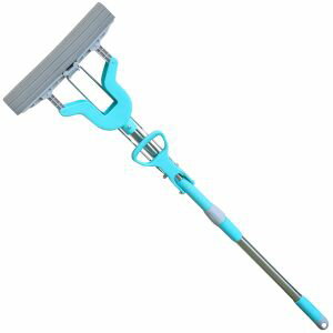 家庭やオフィスの床掃除に最適な伸縮式スーパーVモップです。特殊スポンジを使用しており、今までにない抜群の吸水力を誇ります。水洗い・ワックス掛けまで幅広く対応し、拭いた後のべたつき感が少ないため、快適にお掃除ができます。【商品説明】このモップ...