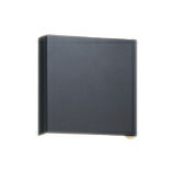 建築に同化する、空間との親和性が高いブラケット。LED(電球色)色温度：2700K演色性：Ra93消費電力：5.4W光束：540lm本体：アルミダイカスト・マットブラック塗装レンズ：アクリル・透明消し幅-□120 出幅-30mm 重-0.4...