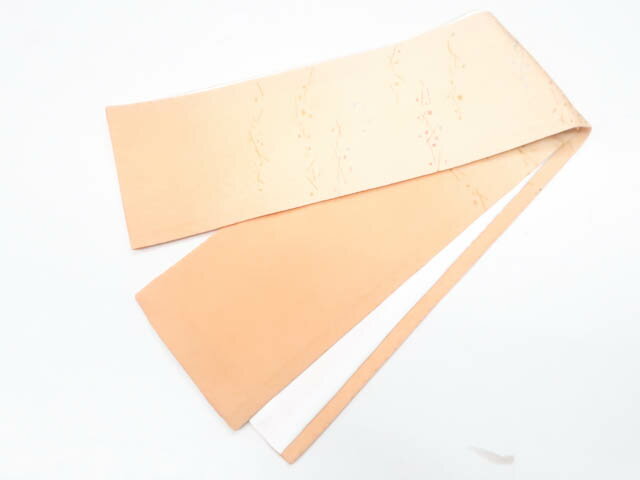 寸法　品質 素材：正絹 地色：薄橙色 ※リサイクル商品ですので、記載しております。 ※中古の商品だという点を御理解の上、ご入札くださいますようお願い申し上げます。 ※商品画像につきましては、パソコンの機種・モニターなどにより、現品と色の違い...