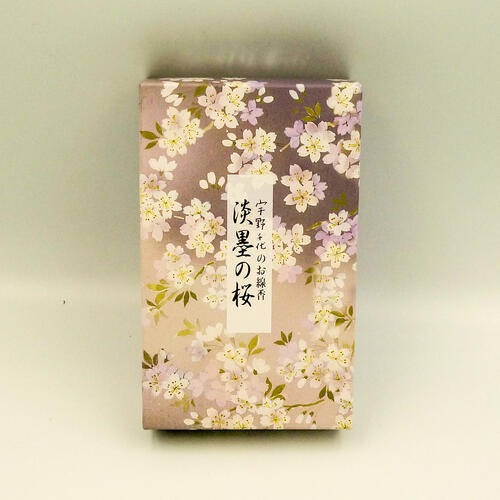 商品情報 燃焼時間 約25分お線香の色 黒色【線香】宇野千代のお線香　淡墨の桜【バラ詰】【けむり極少】【日本香堂】 多くの人に愛され、そして多くの人を癒やしてきた「淡墨の桜」。その限りない優しさと包容力をイメージしたお線香です。 3