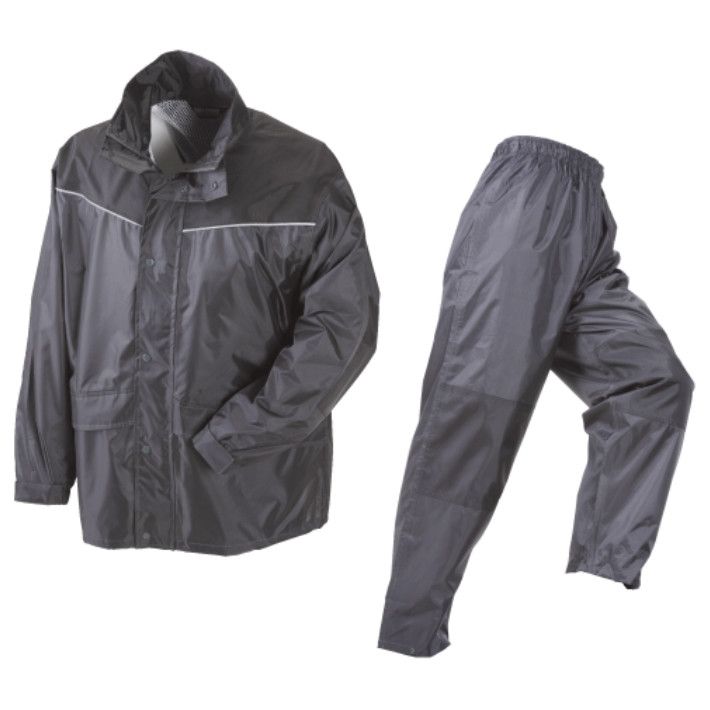 ■表地／ナイロン(PVCラミネート)　裏地／ポリエステル100％　 ■耐久素材「NYLON　OXFORD」で補強。 ■色／グレー　 ●防水加工 ：ウェア内部への雨の侵入を防ぎ、防風性にも優れています。 ●フード付 ：視界を妨げずに、頭部をカ...