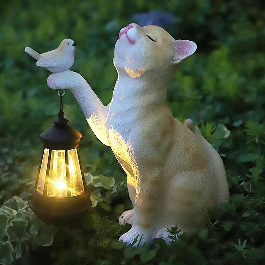 庭先に明かりを灯す癒しのねこちゃんライト ●太陽光充電で面倒な配線不要。ランプを持ったねこちゃんが可愛らしくお出迎えします ●暗くなると自動で点灯 ●電気代0円、とっても経済的 ●点灯時間約5~6時間(フル充電時) ●玄関に、お庭に ●防水...