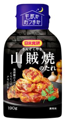 焼いた鶏肉や唐揚げなどにからめるだけでスパイシーなおつまみがかんたんに。黒胡椒のスパイシーな風味、にんにくのコクがアクセント。焼いた鶏肉や唐揚げなどにからめるだけでスパイシーなおつまみがかんたんに。黒胡椒のスパイシーな風味、にんにくのコクが...