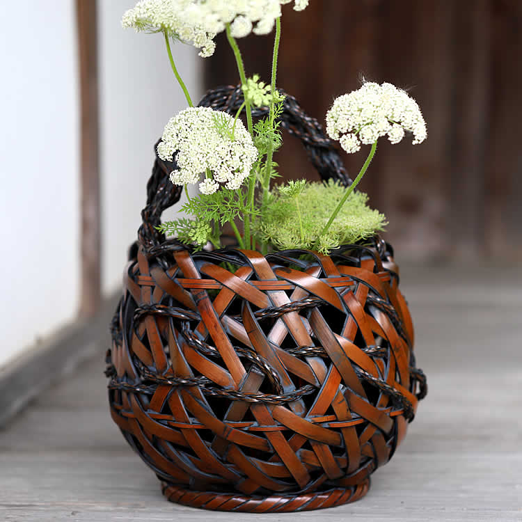 ■サイズ：約直径26×H22cm（持ち手までの高さ約35cm） ■重さ：約800g（落とし含む） ■素材：竹 ■原産国：日本製・国産 ■箱なし花籠を食べているのか？竹花籠を見直してもらいたいと思っています。自分の母親世代では花嫁修業としてお...