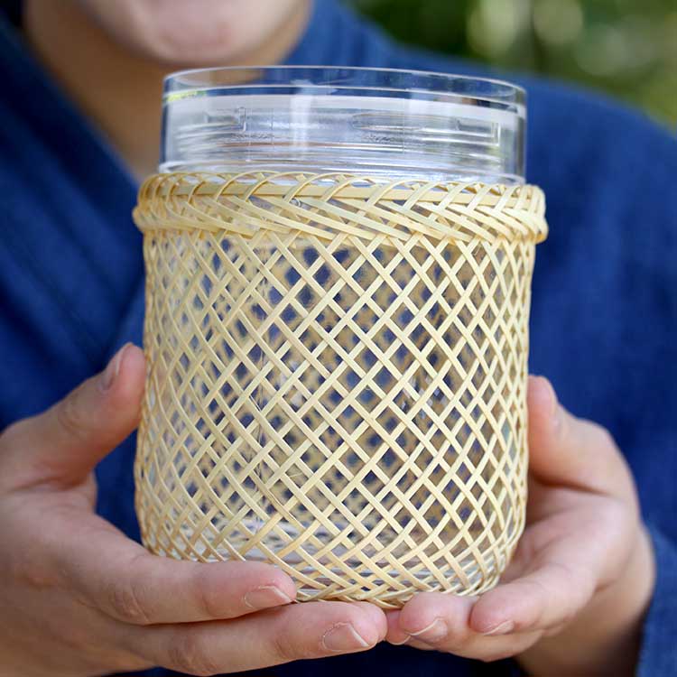 ■サイズ：約直径10×H14cm ■容量：800ml ■素材：白竹、ガラス、アクリル ■原産国：日本製・国産ガラス容器に遊び心。 ガラス製の保存容器に見た目にも涼しげな白竹をあしらいました。使いやすい広口タイプのガラス瓶の何ともお洒落で可愛...