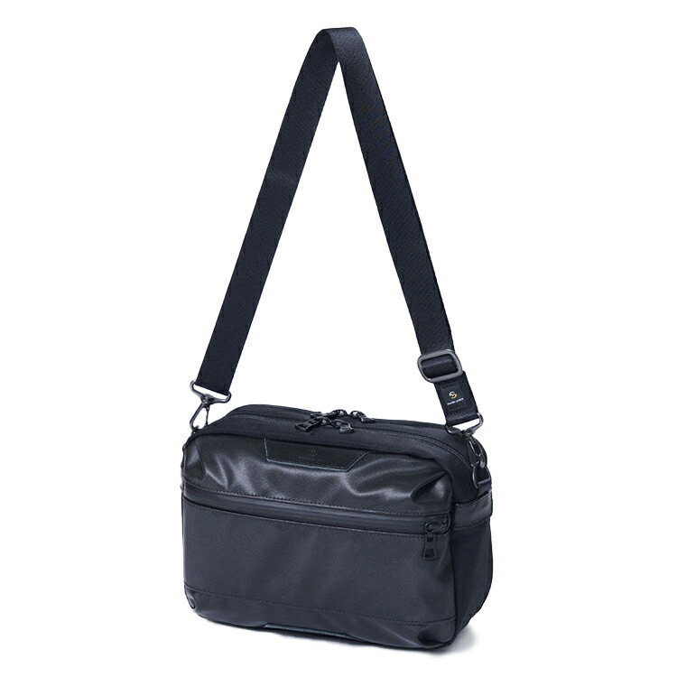 【商品情報】 【Progress Coating ver. ショルダーバッグ｜エコ素材と機能美を兼ね備えたバッグ】 環境に配慮した高耐久ポリウレタンコーティング素材を使用したショルダーバッグ。 光沢感とゴムライクな質感を両立したデザインで、...