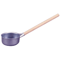トタン製万能杓 5号(木柄付き) JAN：4905891120119 サイズ：容器/140φ×65H 　　　　　木柄/21φ×340H 材　質：亜鉛鉄板・木 容　量：0.8L 重　量：約175g　