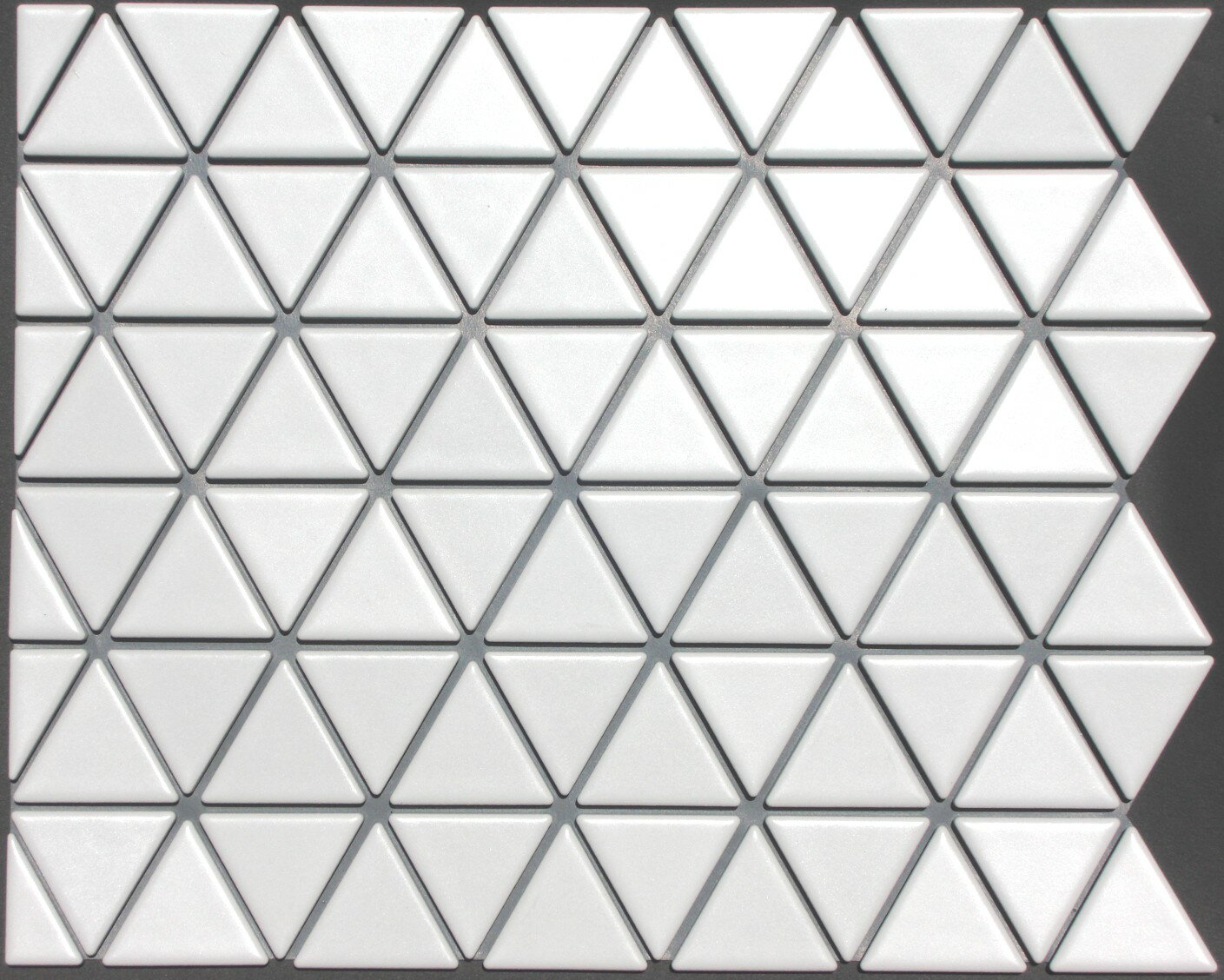 商品説明◆◇ 《 正三角形 》が、リズム感のある 空間を 創り出す ◇◆◆◇ 光沢を抑えた 落着いた色調の マット釉 ◇◆【 種類 】磁器質　 　　施釉　 　　マット釉　 　　表面・紙貼り● 焼物 特有の自然な 色幅があります【 用途 】内...