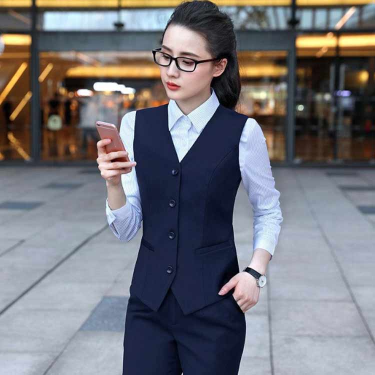 一年を通して着られるオールシーズン対応の事務服ベストです。どんなオフィスにも馴染むデザイン＆年齢も体型も選ばないシルエットで、すっきりキレイ見え季節を選ばず着まわしのいいな平織り素材を採用し、2色で展開します。サイズS M L XL 2XL...