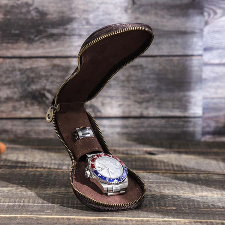 【商品名】 腕時計ケース【素材】牛革【サイズ】サイズ表【特徴】時計をちょっと外すときに便利♪愛用の時計を傷やホコリから守ってくれる便利なアイテムです。時計全体を優しく包み込みます。腕時計のプレゼント時に一緒に渡しても◎高品質で耐久性も良い牛...