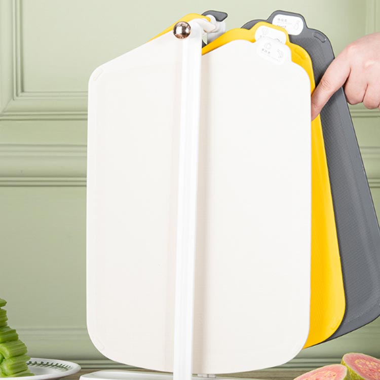 使い分けができるまな板3枚セット。【スタンド付き】風通しが良く乾きやすいステンレススタンド付きで衛生的です。肉魚野菜など食材に合わせて使い分けができます。両面ともフラットなフチなしタイプ。裏表でも使い分けが可能。まな板の四角にすべりにくい加...