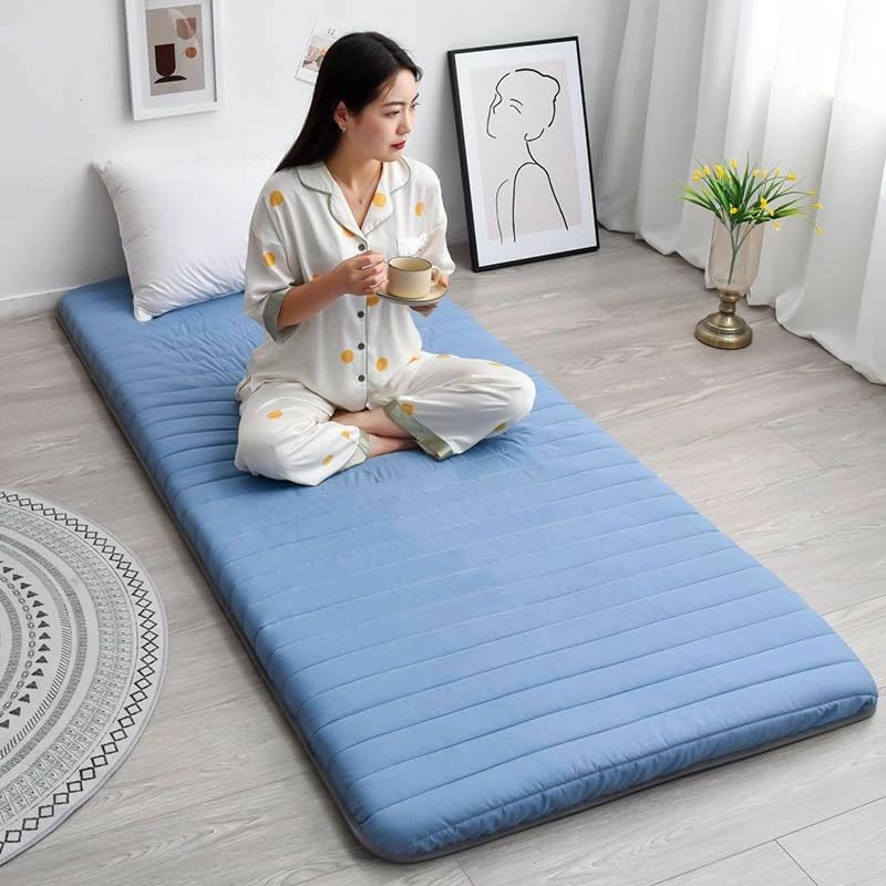 産地：中国 1.【オールシーズン使用可能】この折りたたみ式マットレスは洗浄された綿生地で作られ、通常の生地より快適です。 三層構造のデザイン、柔らかく肌に優しく、耐摩耗性があり、暖かいです。 立体的な縫製が効果的にサポートを提供し、壊れにく...