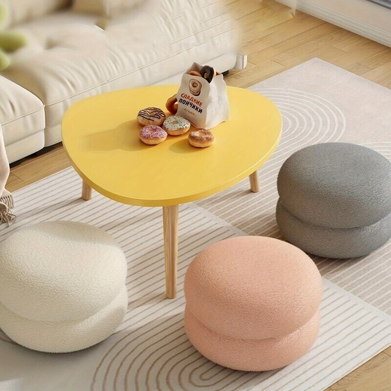 柔らかな手触りが魅力のふわもこスツールです。底部にはフットパッドがついているので、床を傷つけにくい仕様となっています。オフホワイトピンクグレー、3色のカラーバリエーションがございますので、インテリアの雰囲気に合わせてお選びいただけます。オッ...