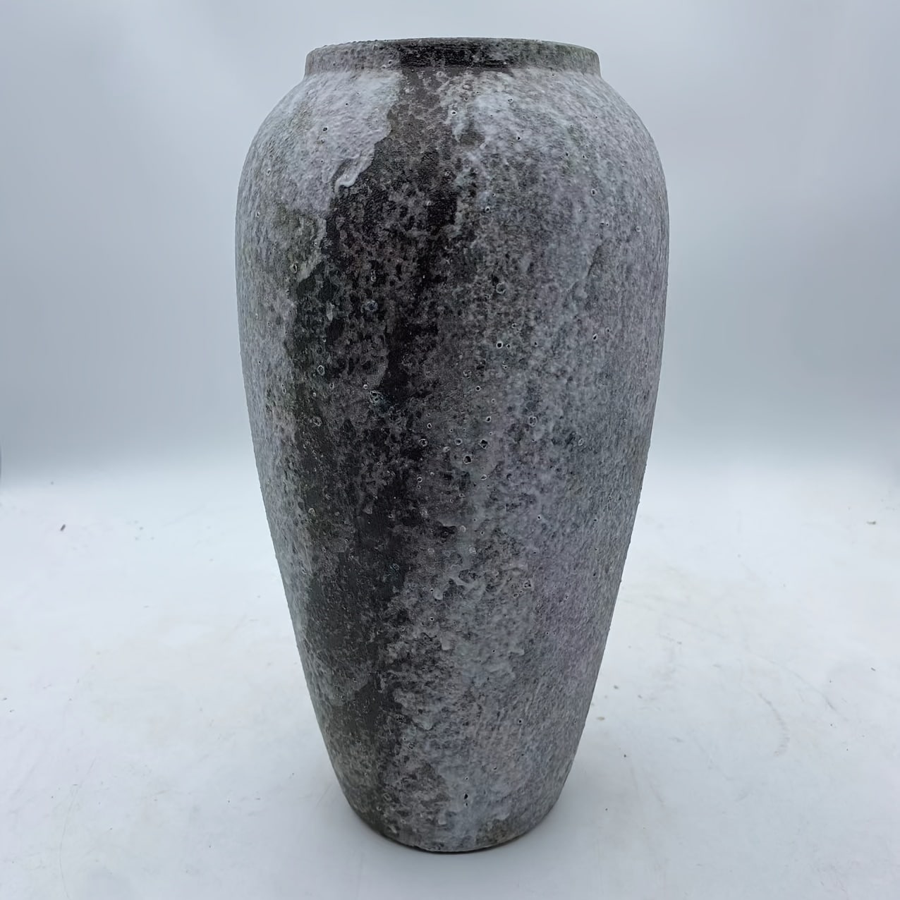 商品説明シンプルで素朴なデザインが魅力のヴィンテージ風アイテムです。落ち着いた雰囲気を漂わせる大きめで背の高い花瓶は、インテリアのアクセントとして玄関やリビング、ダイニング、テーブルなど様々な場所で活躍します。ヴィンテージ調の風合いとシンプ...