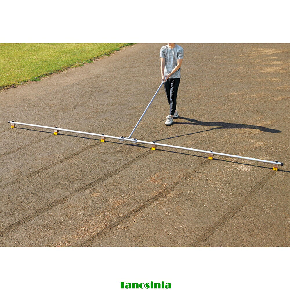 【商品の仕様】●サイズ／幅519×柄長さ170cm●重さ／5.7kg●材質／主材：40mmアルミ丸パイプ●コース幅調整／1m×5コース、1.1m×4コース、1.2m×4コース●簡単組立【商品の説明】・グランドブラシライナーは、陸上用コースの...