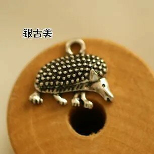 【サイズ】約 1.8cm x 1.4cm 【素　材】合金製 【カラー】アンティーク風銀古美 【入り数】1個入　