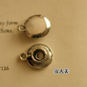 【サイズ】約 1.9cm x 1.5cm 【素　材】合金 【カラー】アンティーク風銀古美 【入り数】1個入