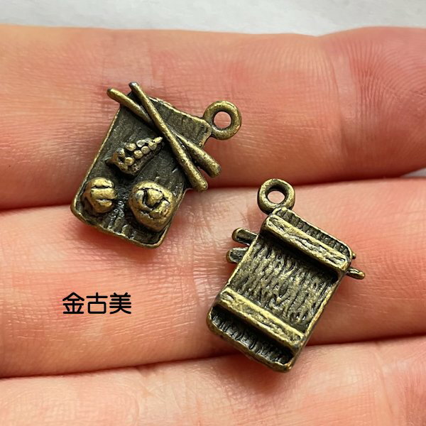 【サイズ】約 1.7cm x 1.3cm 【素　材】合金 【カラー】アンティーク風金古美 【入り数】1個入