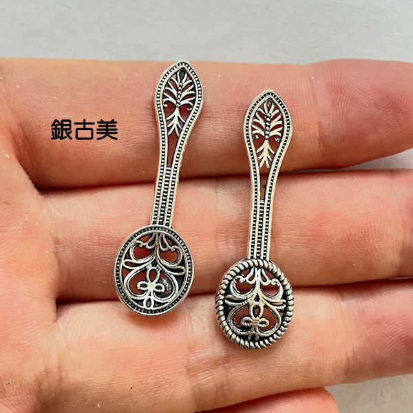 【サイズ】約 3.8cm x 1.1cm 【素　材】合金 【カラー】アンティーク風銀古美 【入り数】1個入