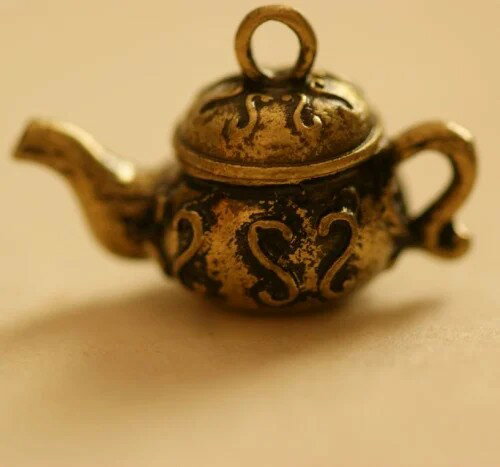 【サイズ】約 3.5cm x 2.3cm x 2cm 【素　材】合金 【カラー】アンティーク風金古美 【入り数】1個入