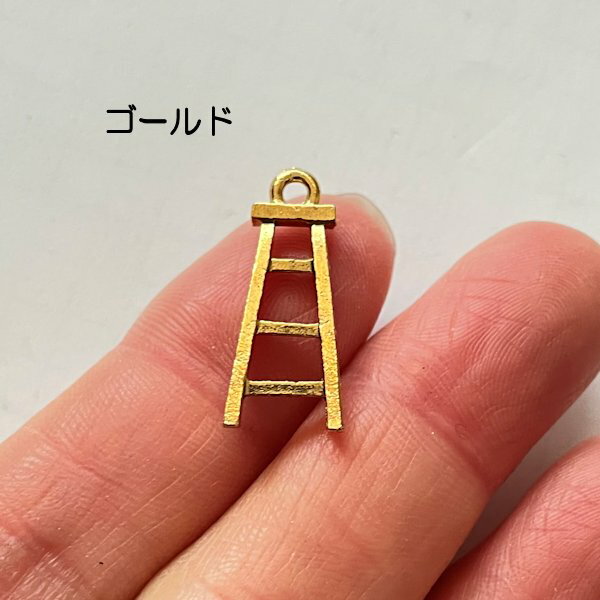 【サイズ】約 2.2cm x 0.8cm 【素　材】合金 【カラー】アンティーク風ゴールド 【入り数】1個入