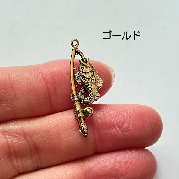 【サイズ】約 3cm x 1.1cm 【素　材】合金 【カラー】アンティーク風ゴールド 【入り数】1個入