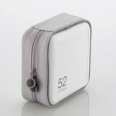 ●●52枚のCD/DVDをスタイリッシュに収納できるCD/DVDファスナーケースです。●縦置きでも横置きでも自立し、本棚や机周りに収納しやすいスクエアデザインです。●ケースが180度開きCD/DVDが取り出しやすい、フルオープンタイプのダブ...