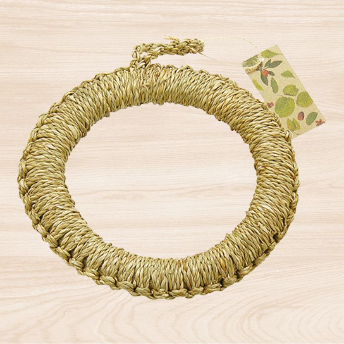 ●ほっこりとした自然のぬくもりを運んでくれるナチュラルでかわいいシリーズです●天然素材の温もり感・素材感が料理やテーブルの雰囲気を盛り立てます●☆土鍋にぴったりな、ドーナツ型の鍋敷きです●☆小は急須敷きにも●☆フック付き●※表面の毛羽を整え...