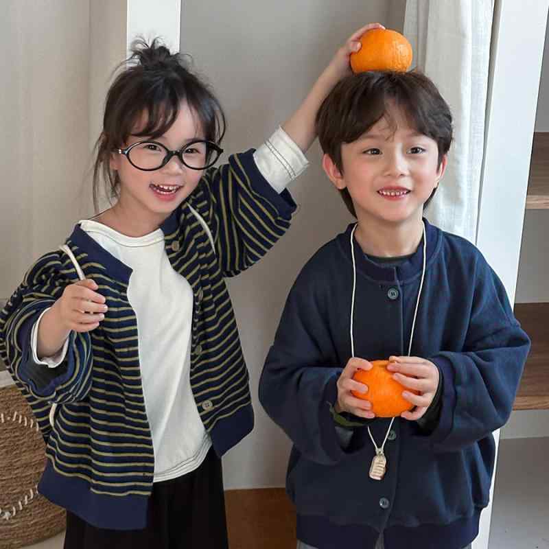 ・性別: 男女兼用・対象年齢: 3～8歳 (100～140cm)・ネックライン: ラウンドネック・スタイル: カジュアル・柄: ストライプ・厚さ: 普通・袖丈: 長袖・フード: なし・素材: 綿・裏地: 綿86%・留め具: シングルブレスト...