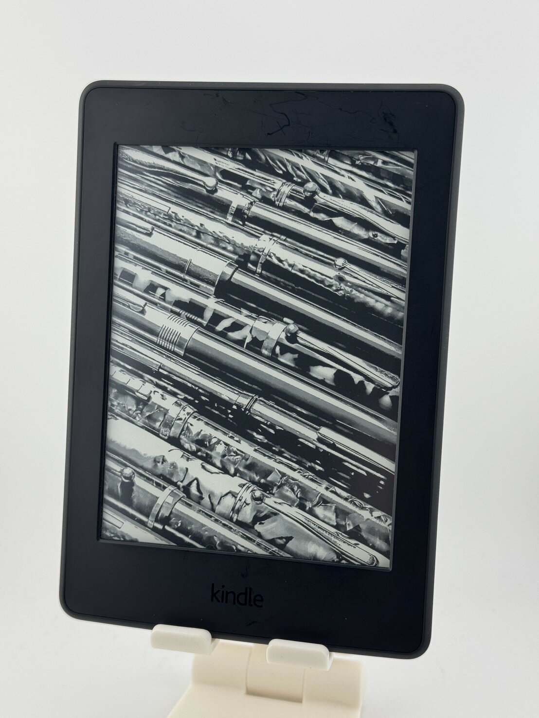 こちらの商品は＜中古品＞となります。 本体の状態につきましては画像にてご確認くださいませ。 【中古品Kindle購入時のご注意点】 ・中古品のため1点限りとなります。 ・外装状態につきましては主観の個人差が生じる部分のため外装状態による理由...