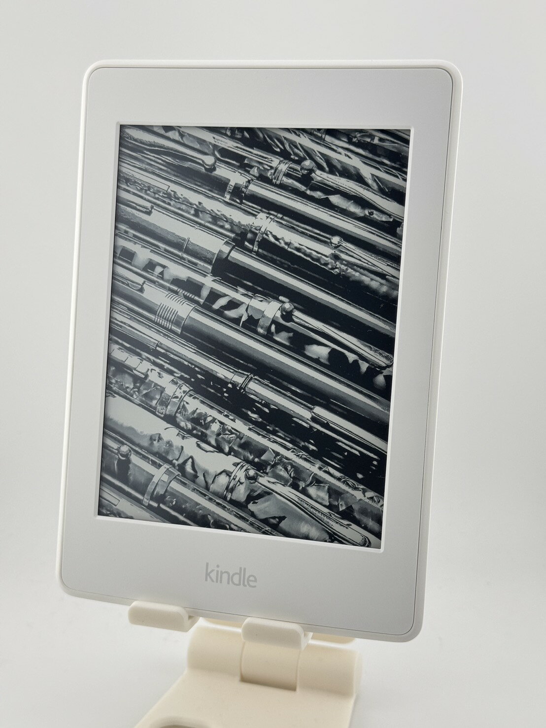 こちらの商品は＜中古品＞となります。 本体の状態につきましては画像にてご確認くださいませ。 【中古品Kindle購入時のご注意点】 ・中古品のため1点限りとなります。 ・外装状態につきましては主観の個人差が生じる部分のため外装状態による理由...