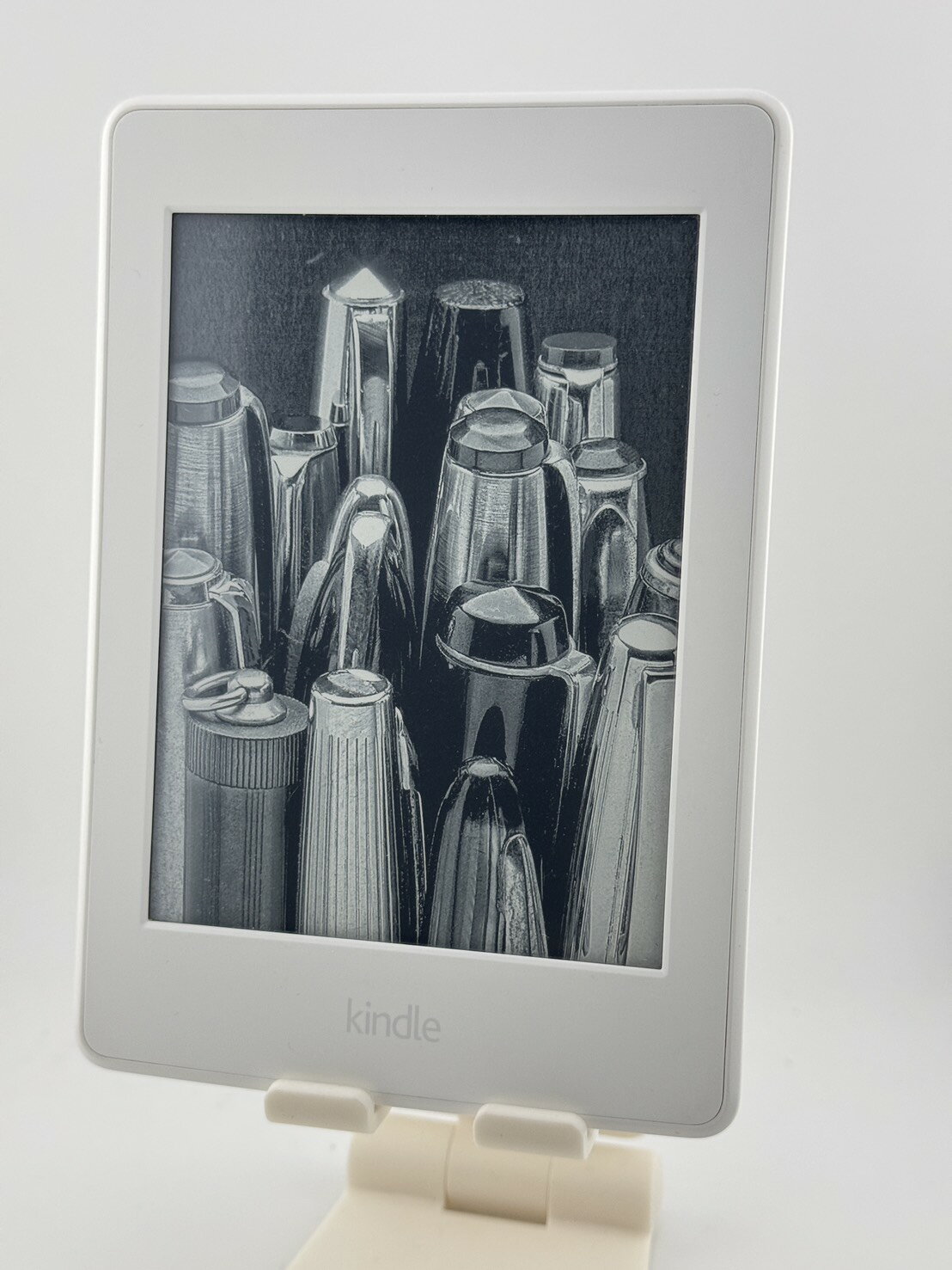 こちらの商品は＜中古品＞となります。 本体の状態につきましては画像にてご確認くださいませ。 【中古品Kindle購入時のご注意点】 ・中古品のため1点限りとなります。 ・外装状態につきましては主観の個人差が生じる部分のため外装状態による理由...