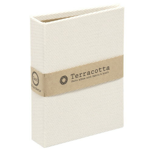 ●本体寸法：タテ108×ヨコ80×背巾20mm●本体重量：40g●表紙：布地●台紙：チェキサイズ1段ポケットポイントシール台紙（クラフト）10枚（収納枚数チェキ20枚）●製本：溶着式製本●その他仕様：・透明袋入