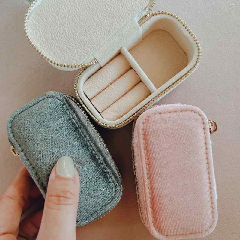 demi lous.ジュエリーケース ポータブル 持ち運べる アクセサリー収納 小さい 持ち運び 旅行用 小物入れ ミニサイズ アクセサリーケース ファスナー付 ミニポーチ ポータブル軽量でありながら耐久性に優れたソフトベルベット素材を採用...