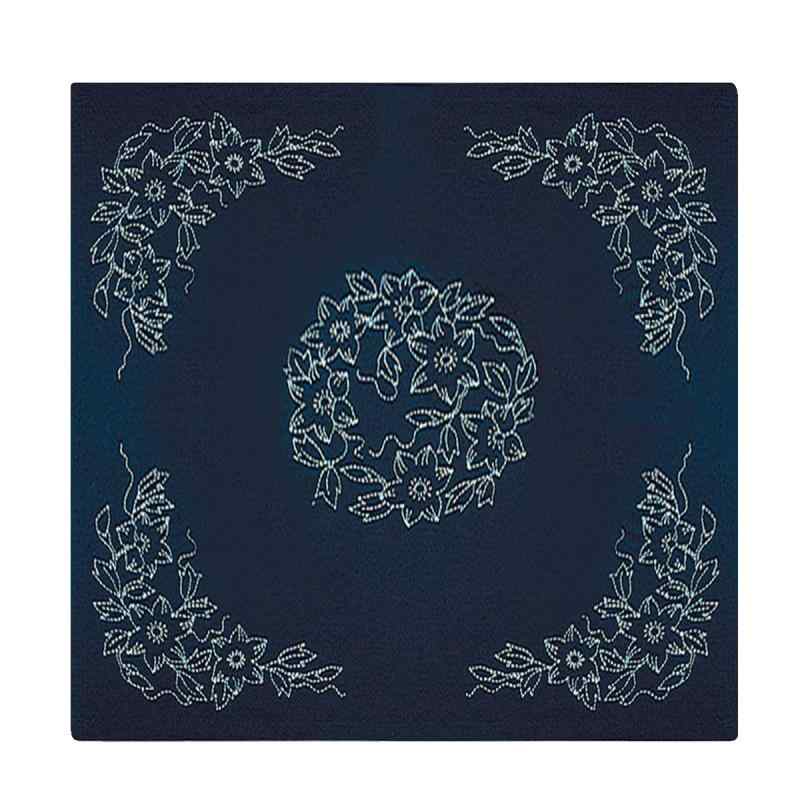 オリムパス製絲 刺し子キット テーブルクロス 紺 130セット内容：刺し子糸、仕立済布、刺し子針、指抜き、説明書用意するもの：縫い糸、縫い針、ハサミ、アイロン出来上がりサイズ：約縦83cm×横83cm所要時間目安：5～6時間難易度：中級者向き